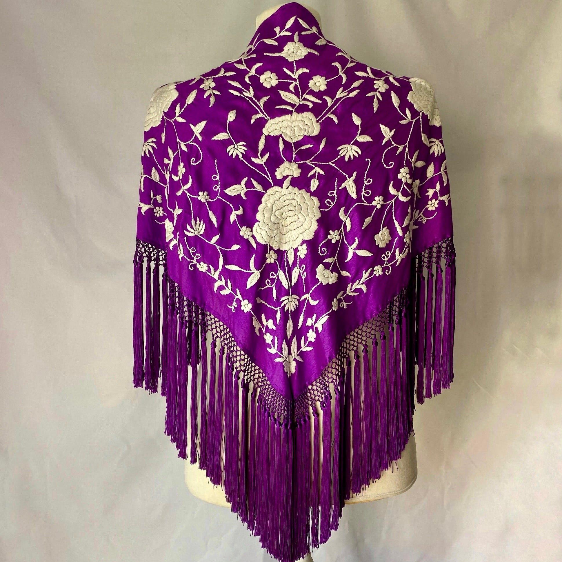 MANTÓN MERCEDES MORADO BORDADO EN BLANCO – Antusa Shop